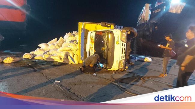 Truk Muat Udang Asin Terguling Saat Keluar Kapal di Gilimanuk