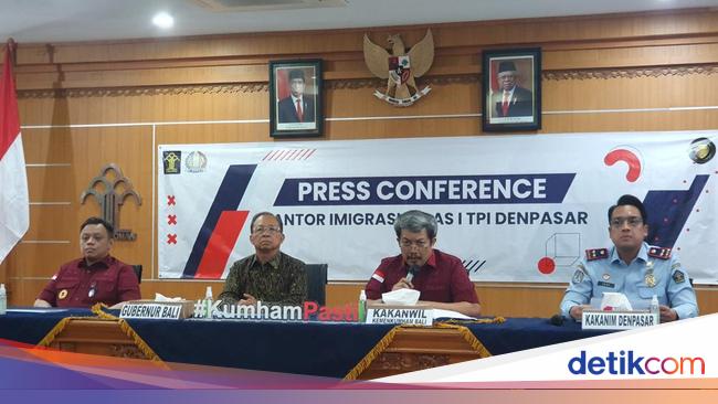 Bule Bugil di Pohon Kayu Putih, Koster: Kami Butuh Wisatawan, Tapi...