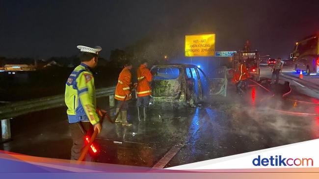 Mobil Pemudik Ludes Terbakar di Tol Mojokerto, Diduga Korsleting Listrik