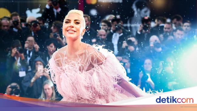 Open Mic, Lady Gaga Roasting Diri Sendiri