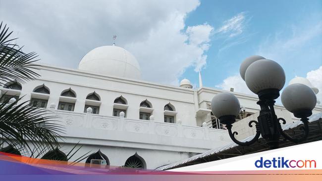 Masjid Al Azhar, Masjid Estetik Menyimpan Pohon Kurma