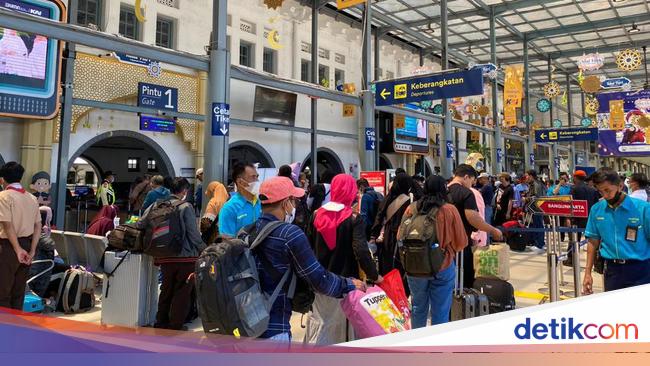 Suasana Mudik Mulai Terasa di Stasiun Pasar Senen