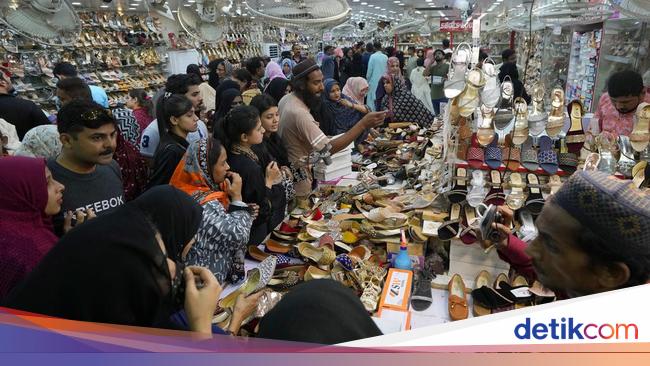 Suasana Pasar di Pakistan yang Ramai Jelang Hari Raya Idul Fitri