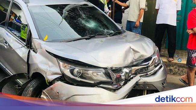 Brakkk! Mobil Tabrak 6 Motor di Langgar Dalem Kota Kudus