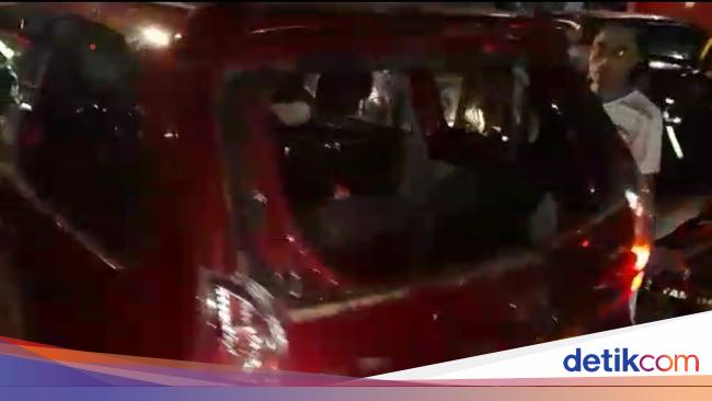 Mobil Di Makassar Dirusak Massa Gegara Tabrak Lari Pemotor