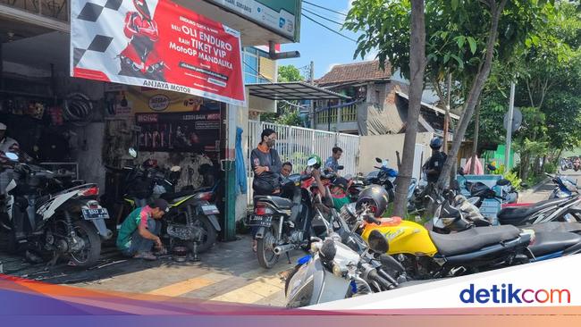 Bengkel Motor di Surabaya Kebanjiran Order dari Pemudik