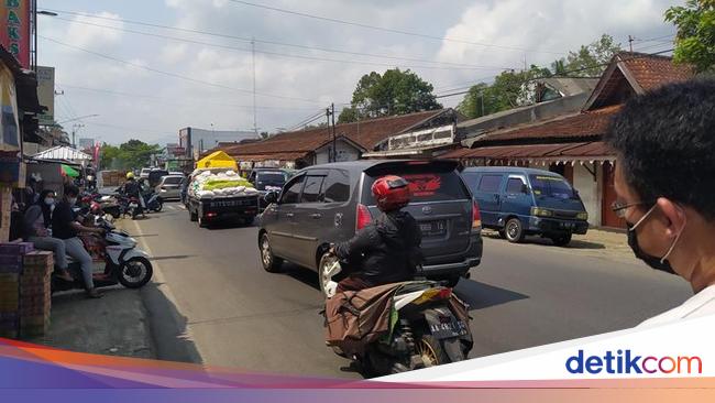 Dear Pemudik, Waspada Jalur Macet Pasar Tumpah Krasak di Salaman Magelang