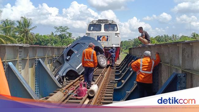 Potret Evakuasi Fortuner Angkut Pemudik Nyelonong ke Rel Sumpiuh Banyumas Potret Evakuasi Fortuner Angkut Pemudik Nyelonong ke Rel Sumpiuh Banyumas
