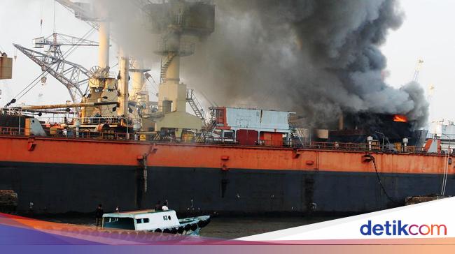 Kapal Kargo Terbakar di Pelabuhan Tanjung Perak