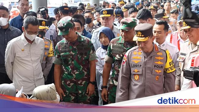 Kapolri-Menhub Bagi-bagi Bingkisan ke Pemudik dan Portir Stasiun Senen