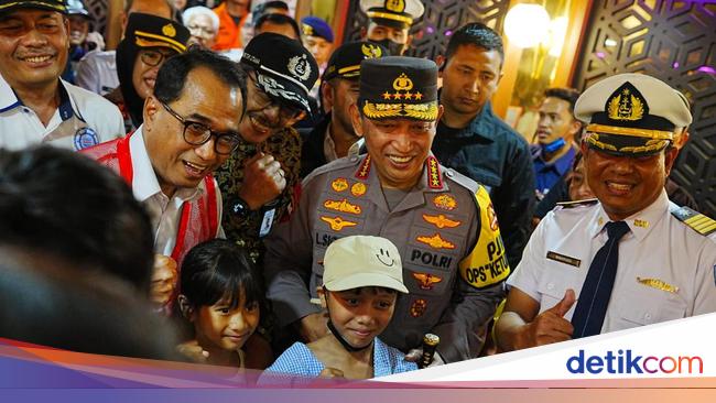 Kapolri Cek Arus Mudik di Tanjung Perak, Pastikan Pemudik Terlayani Baik