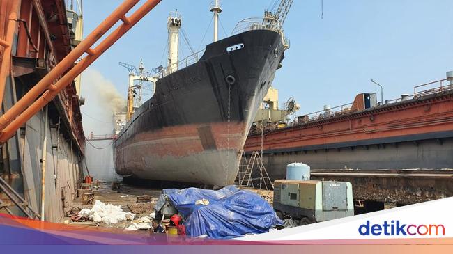 Penyebab Kebakaran KM Samudra Anugrah di Perairan Surabaya Diselidiki