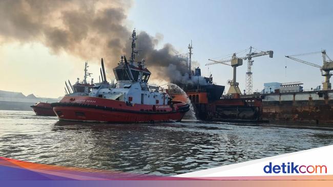 KM Samudra Anugrah Terbakar di Perairan Surabaya, 8 Damkar Diterjunkan