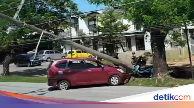 Minibus Tabrak Tiang Listrik di Jalan Metro Tanjung Bunga, 1 Orang Luka-luka