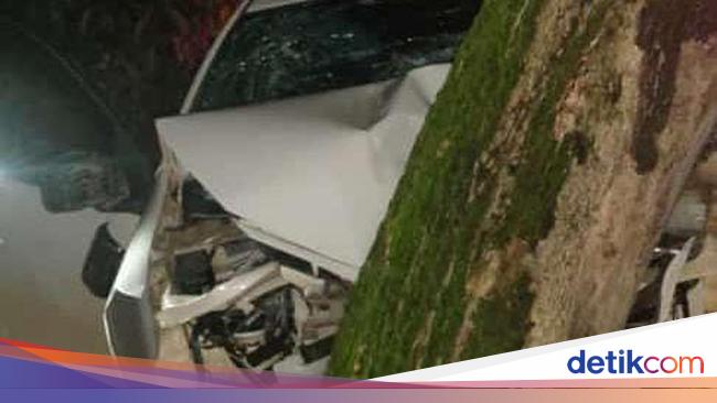 Pemudik Tabrak Pohon di Sinjai karena Ngantuk, 1 Orang Dilarikan ke RS
