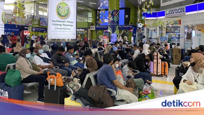 42.700 Penumpang Diberangkatkan dari Stasiun Senen dan Gambir Hari Ini 42.700 Penumpang Diberangkatkan dari Stasiun Senen dan Gambir Hari Ini