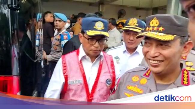 Ditanya soal Firli Bahuri Sowan, Kapolri Lempar Senyuman Ditanya soal Firli Bahuri Sowan, Kapolri Lempar Senyuman