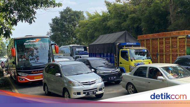 Suasana Arus Mudik di Jalur Nagreg Bandung, Padat Merayap!