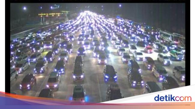 Padat Merayap, Begini Penampakan Kendaraan di GT Cikampek Utama