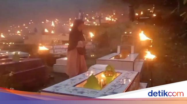 Kearifan Lokal! Tradisi Nyalakan Lilin di Kuburan Jelang Lebaran di Sulbar