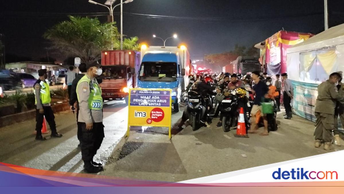 Padat Pemudik, Polisi Terapkan Penyekatan di Simpang JLS Menuju Ciwandan
