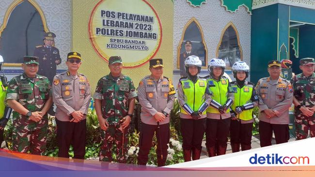 Pantau Arus Mudik di Jombang, Kapolda Jatim: Tak Ada Laporan Kemacetan Pantau Arus Mudik di Jombang, Kapolda Jatim: Tak Ada Laporan Kemacetan