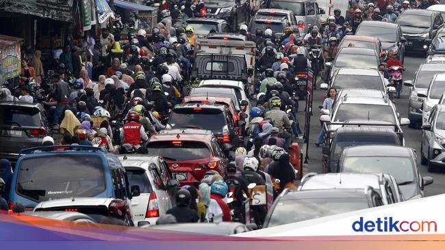 12 Ribu Kendaraan Melintas di Jalur Puncak Saat Malam Takbiran