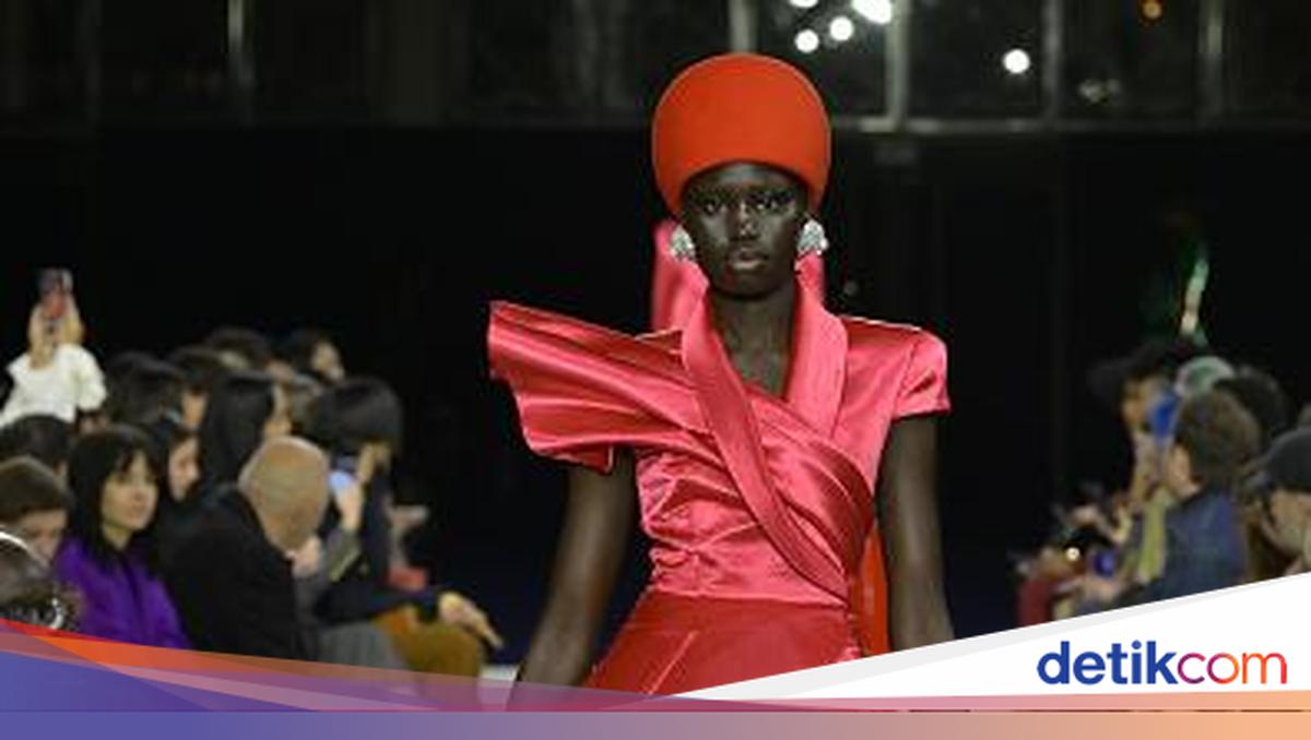 10 Koleksi Balmain Fall/Winter 2023 Hadirkan Busana Bergaya Retro