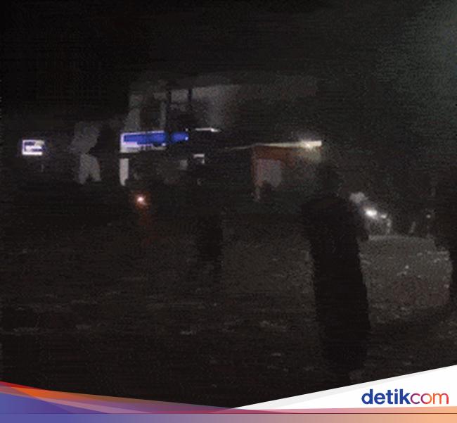 Viral Tendangan 'Kungfu' Polisi Bubarkan Pembuat Onar di Pangandaran Viral Tendangan 'Kungfu' Polisi Bubarkan Pembuat Onar di Pangandaran