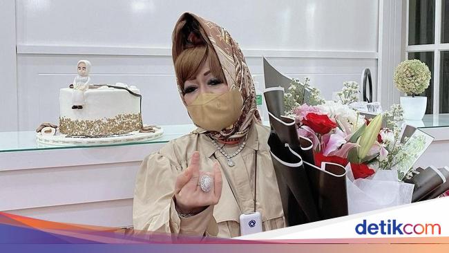 9 Potret Gaya Hijab Runcing Kadinkes Lampung yang Suka Pamer Kemewahan