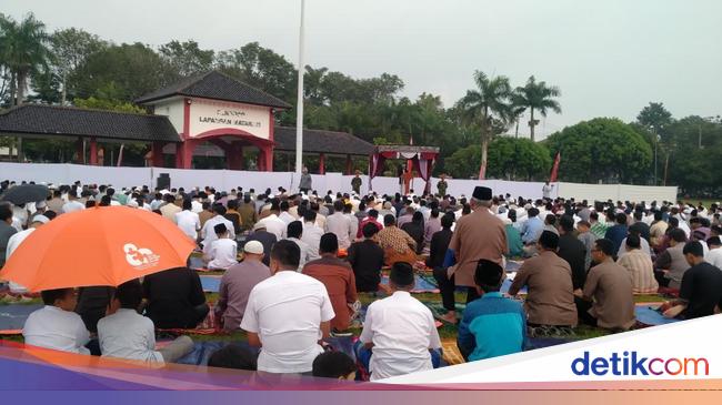 Sempat Gerimis, Salat Id di Lapangan Mataram Pekalongan Berjalan Khidmat
