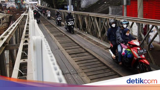 Uji Nyali, Mudik Lewat Jembatan Darurat Cikreteg Uji Nyali, Mudik Lewat Jembatan Darurat Cikreteg