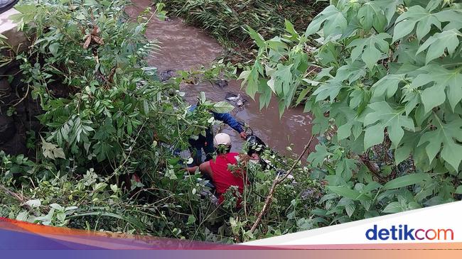 Pulang Unjung-unjung dari Rumah Mertua, Pemotor Kota Batu Jatuh ke Sungai Pulang Unjung-unjung dari Rumah Mertua, Pemotor Kota Batu Jatuh ke Sungai