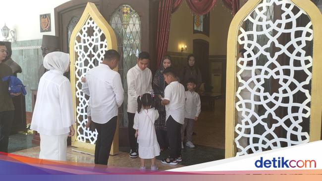 2 Jam Gibran dan Selvi Sapa Warga saat Open House di Loji Gandrung