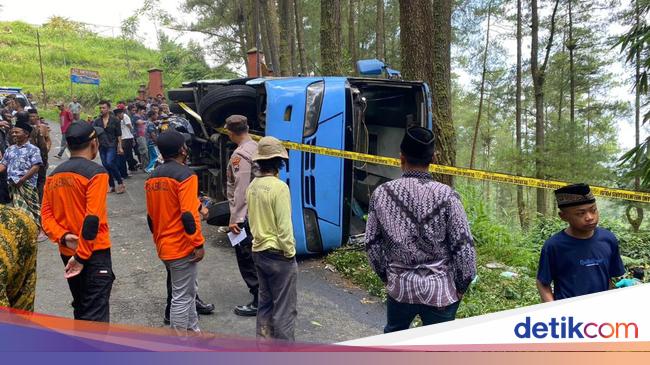Bus Rombongan Besan dari Bantul Terguling di Pakis Magelang