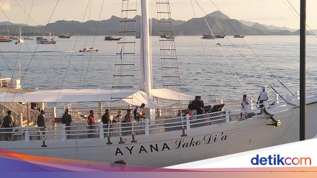 Presiden Jokowi-Jan Ethes Nikmati Sunset Labuan Bajo di Atas Pinisi
