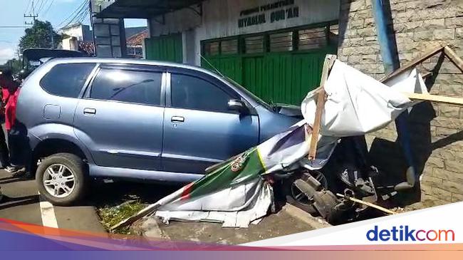 Mobil Pemudik Tabrak Gapura di Mojokerto, Satu Bayi Tewas-2 Orang Luka
