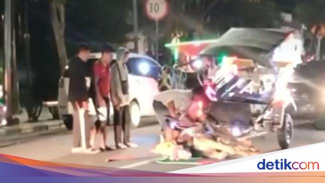 Kasihan! Seekor Kuda Tetiba Ambruk Saat Tarik Delman di Bojonegoro Kasihan! Seekor Kuda Tetiba Ambruk Saat Tarik Delman di Bojonegoro