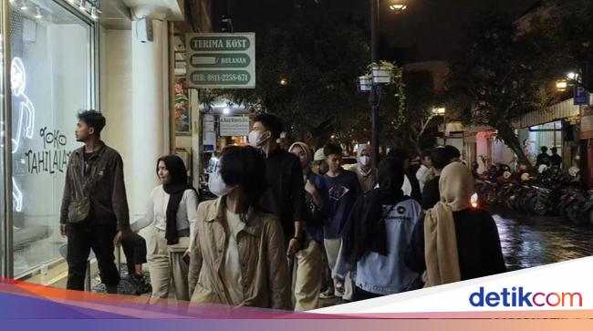 Hari Terakhir Cuti Bersama, Kawasan Braga Bandung Dipadati Wisatawan