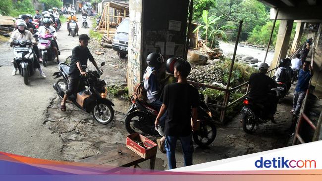 Jalur Puncak Bogor Macet Parah, Jalan Alternatif Jadi Pilihan