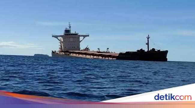 Kapal Kargo Inggris Bawa Bauksit 178 Ribu Ton Kandas di Perairan Raja Ampat