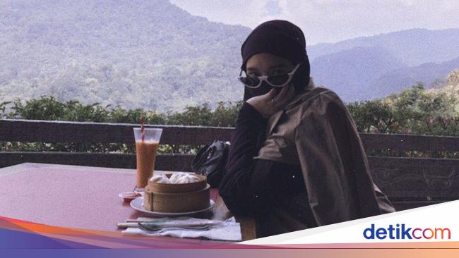 Kulineran Cantik Inara Rusli, Tetap Modis Meski Memakai Cadar