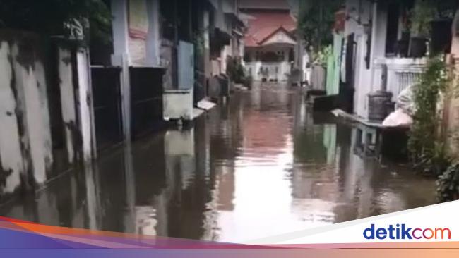 Rawalumbu Bekasi Banjir Usai Hujan Deras, Banyak Motor Mogok