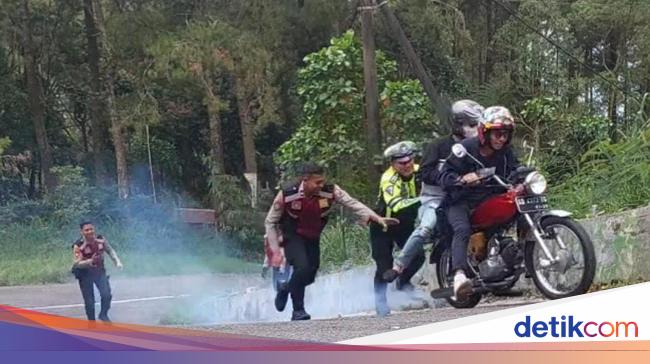 Saat Polisi Dorong Kendaraan Wisatawan yang Tak Kuat Nanjak di Sarangan Saat Polisi Dorong Kendaraan Wisatawan yang Tak Kuat Nanjak di Sarangan