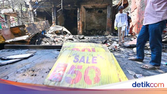 Sisa-sisa Kebakaran yang Hanguskan 20 Kios di New Delhi