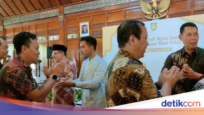 Gibran Pakai Baju Koko Warna Biru: Terinspirasi Mas Ibas Gibran Pakai Baju Koko Warna Biru: Terinspirasi Mas Ibas
