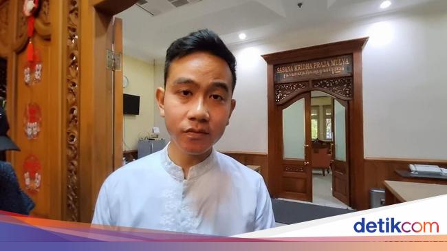 Ngefans, Gibran Pakai Baju Koko Mirip yang Dipakai Ibas Ngefans, Gibran Pakai Baju Koko Mirip yang Dipakai Ibas