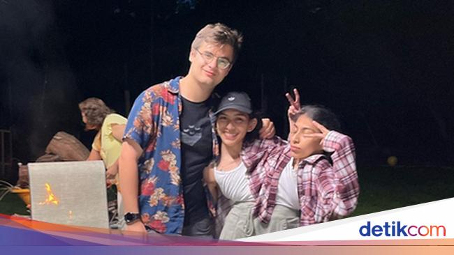 8 Foto Kembar Siam Dempet yang Punya 1 Kelamin, Salah Satunya Punya Pacar