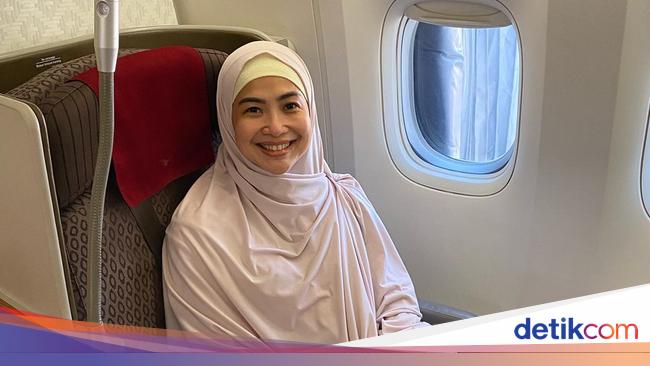 10 Foto Feni Rose Pakai Hijab Usai Umrah Dipuji Semakin Awet Muda