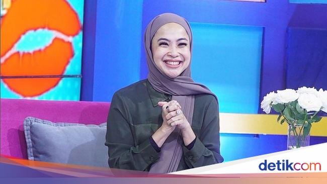 10 Foto Feni Rose Pakai Hijab Usai Umrah Dipuji Semakin Awet Muda